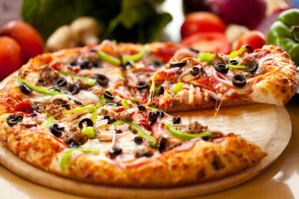 How Big Is A 14 Inch Pizza? (Explained & Answered) - Acadia House ...